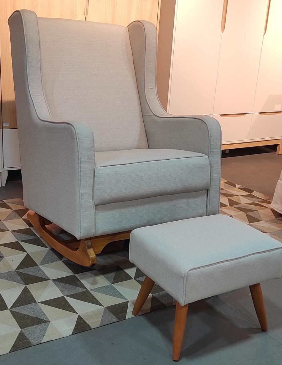 Poltrona Sofia Pés em Canoa C/ Puff Linho Bege | MadeiraMadeira