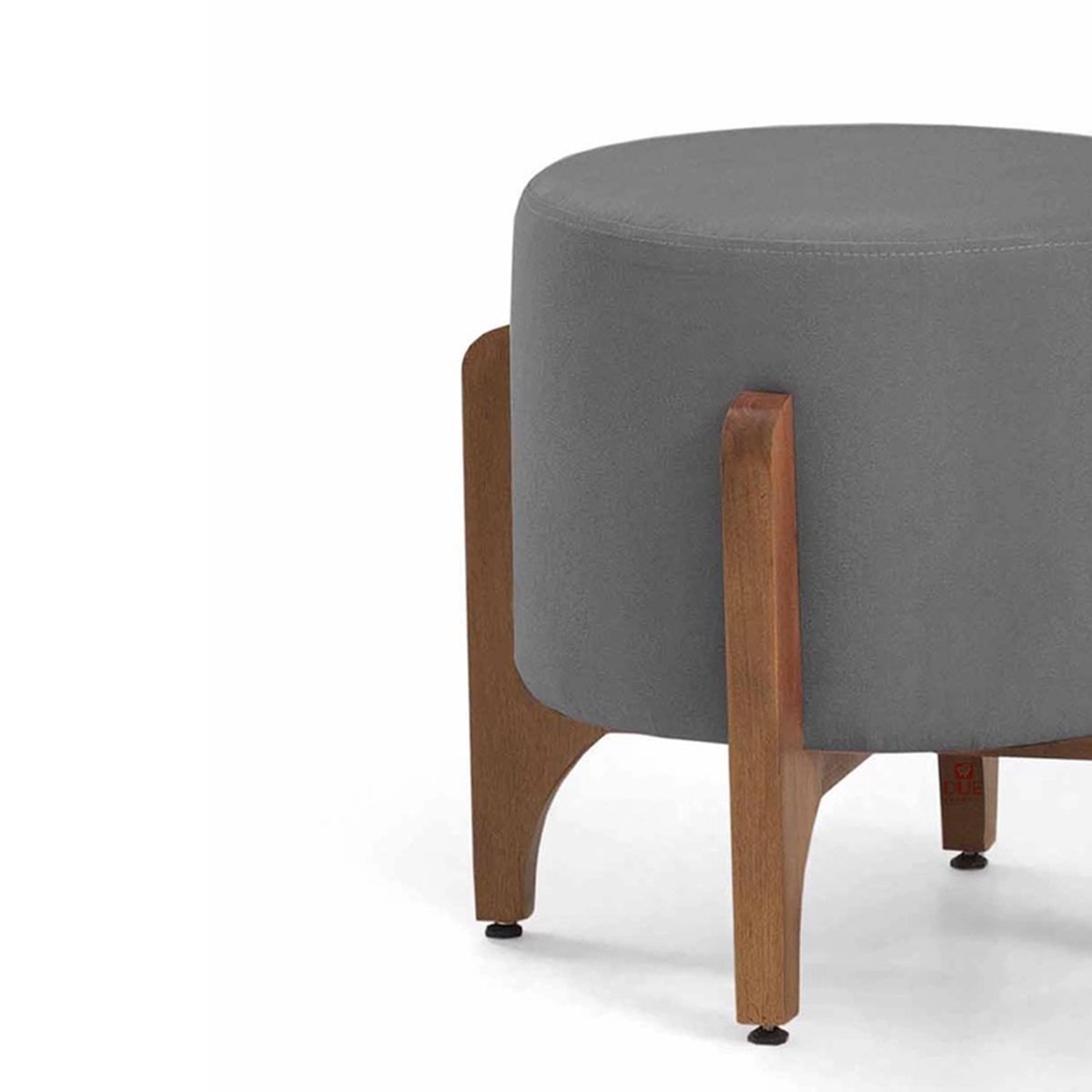 Puff Redondo Escandinavo de Madeira - Veludo Chumbo | MadeiraMadeira