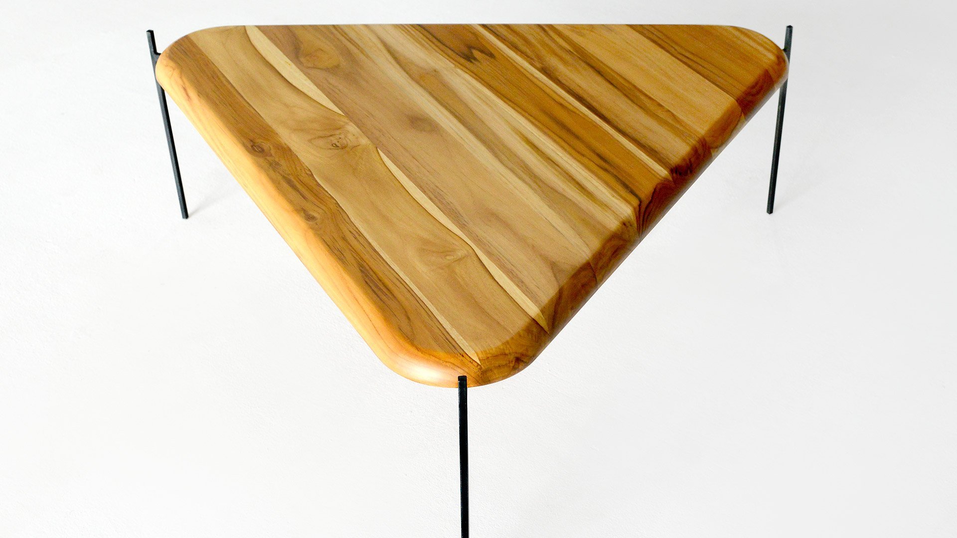 Mesa de Centro Triangular c/ Pés em Aço Carbono Arya Noce/Preto ...