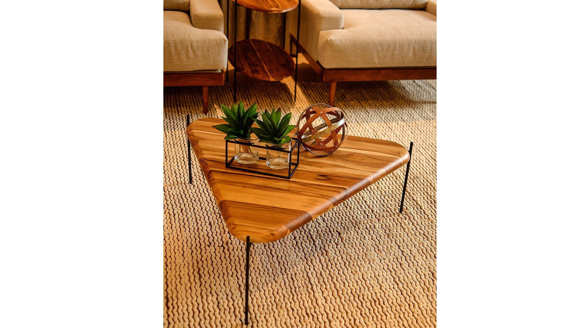 Mesa de Centro Triangular c/ Pés em Aço Carbono Arya Noce/Preto ...