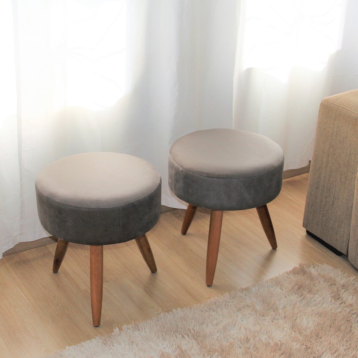 Kit 2 Puffs Redondo Pés palito em madeira maciça Ratam B3 | MadeiraMadeira