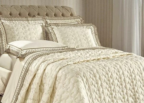 Cobre Leito Super King 400 Fios Bordado Palha Constance | MadeiraMadeira