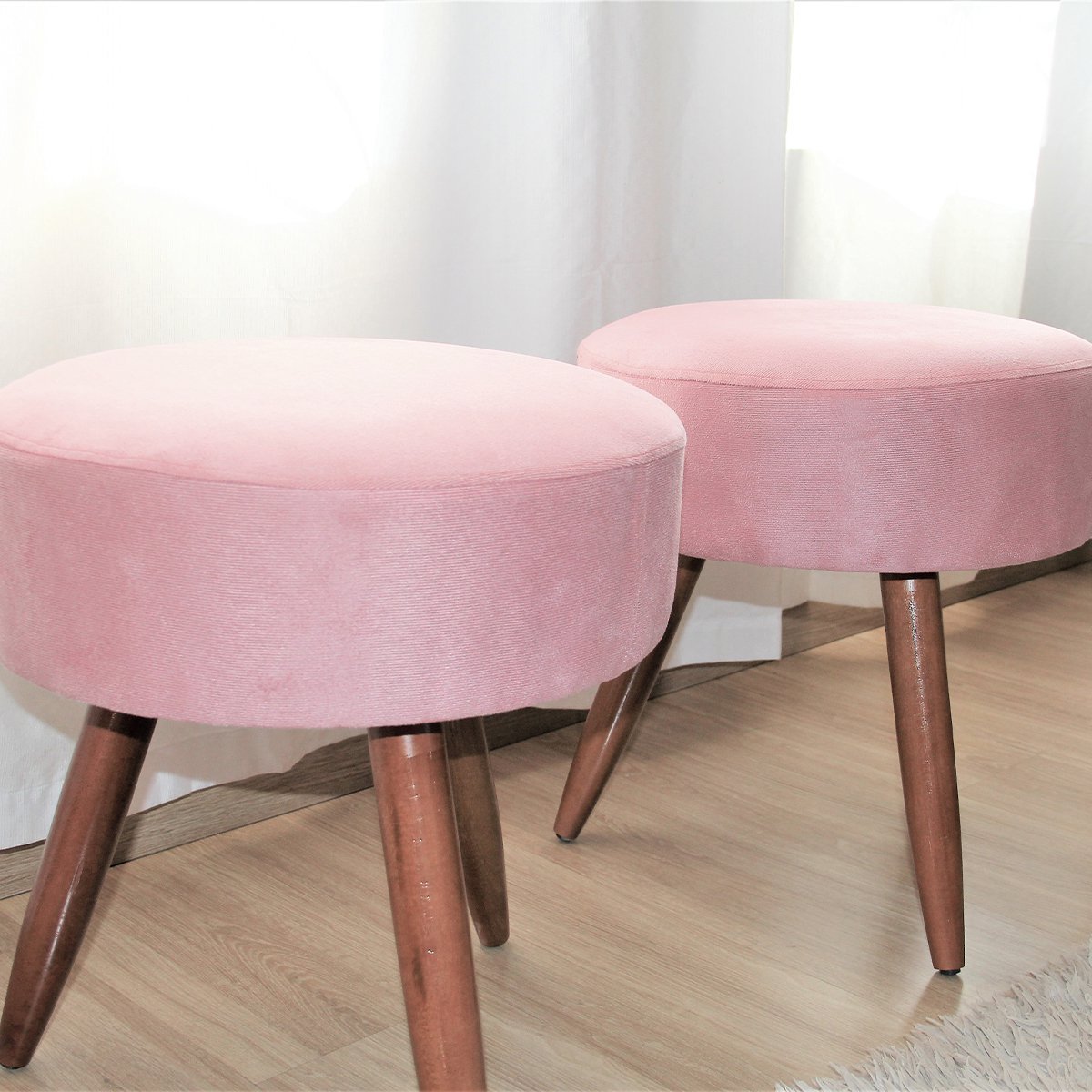 Kit 2 Puffs Redondo Pés palito em madeira maciça Rosa B3 | MadeiraMadeira