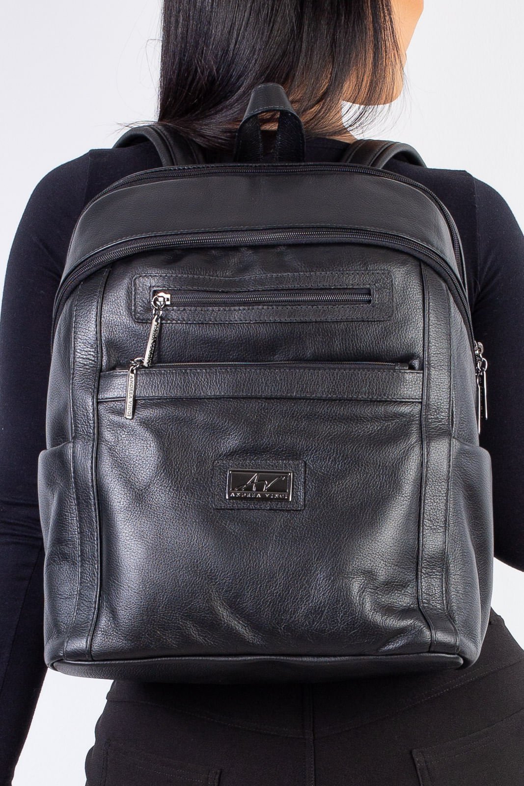 Mochila grande de couro liso grafite Marcela - Preto | MadeiraMadeira