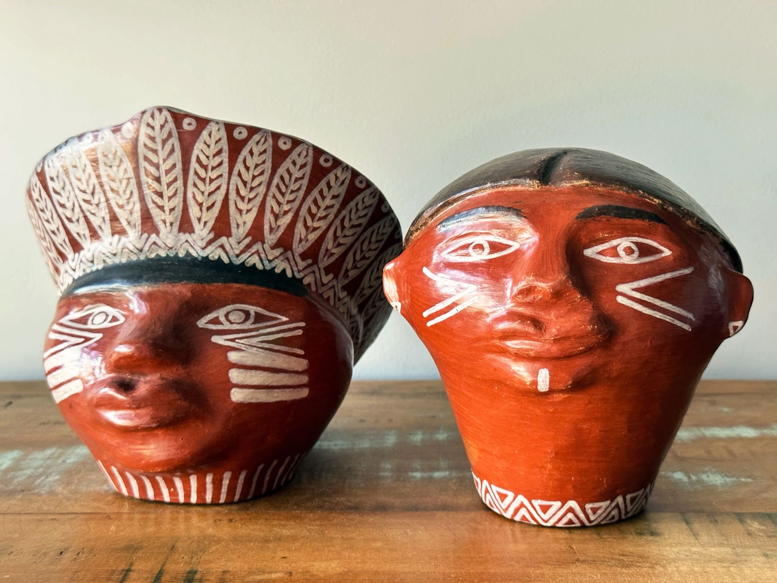 Escultura Cabeça Indígena Terena com Cocar em Cerâmica. Decoração ...