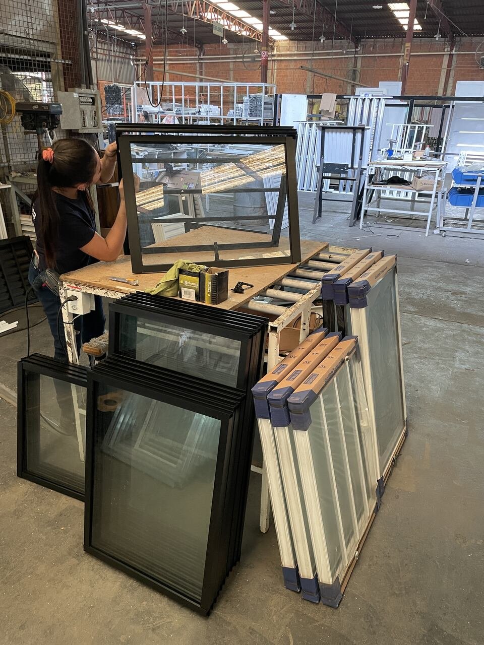 Janela Maxim-Ar Com Grade 100cmx60cm em Alumínio Preto com Vidro ...