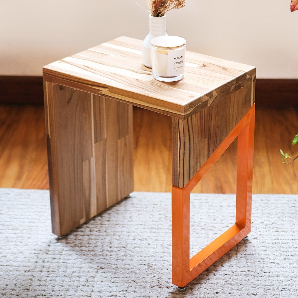 Banquinho de Metal e Teca Monobloco Colorido - Tatek | MadeiraMadeira