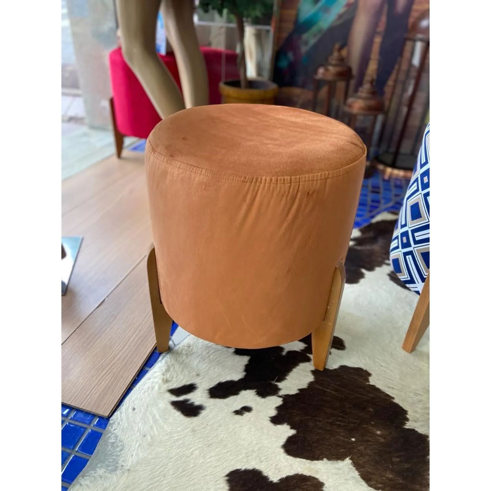 Puff Thor Luxo Pufe Redondo pés Madeira Maciça Tecido Veludo Cota Terra ...