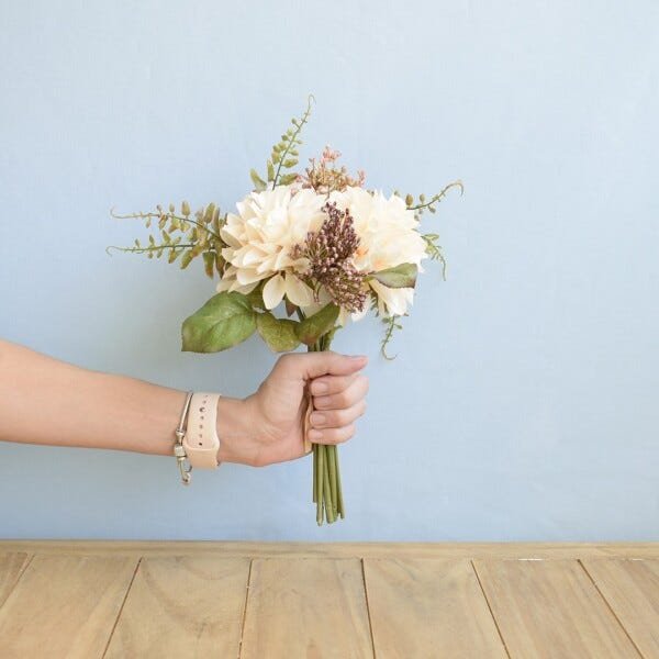 Buquê de Dálias Artificiais Off-White | Linha permanente Formosinha ...