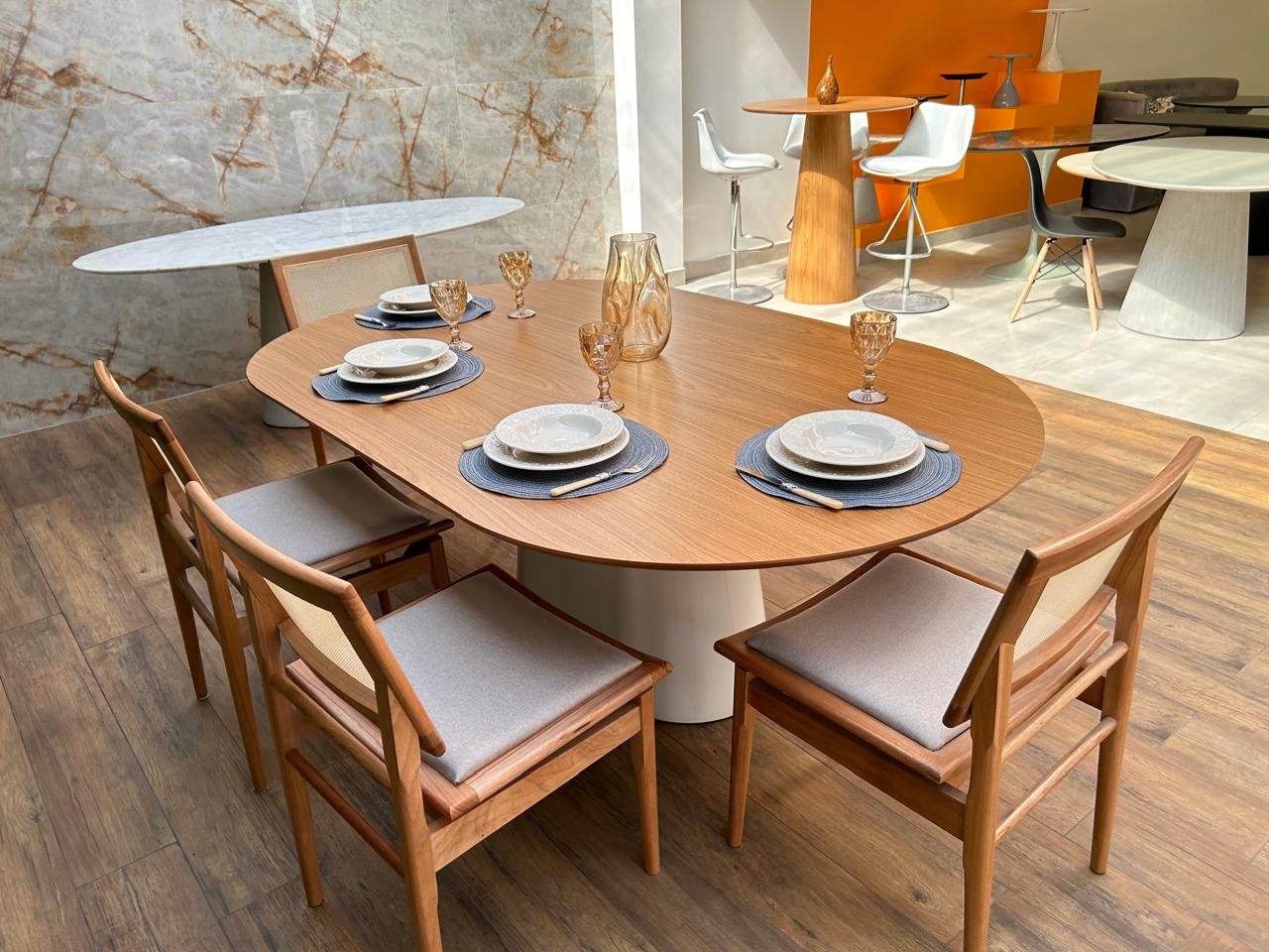 Mesa de Jantar Cone Zoe 160x90cm Base Laca Branca Tampo Freijó | MadeiraMadeira