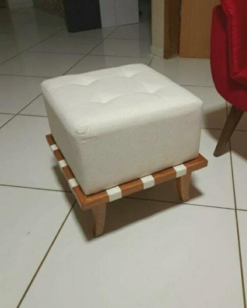 Puff Quadrado Lara Linho Claro com Pés em Madeira - Linho Claro | MadeiraMadeira