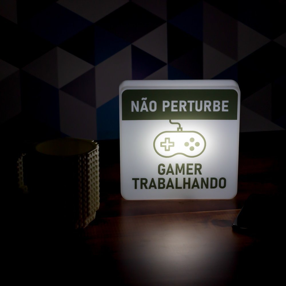 Luminária Slim Box Gamer Trabalhando | MadeiraMadeira