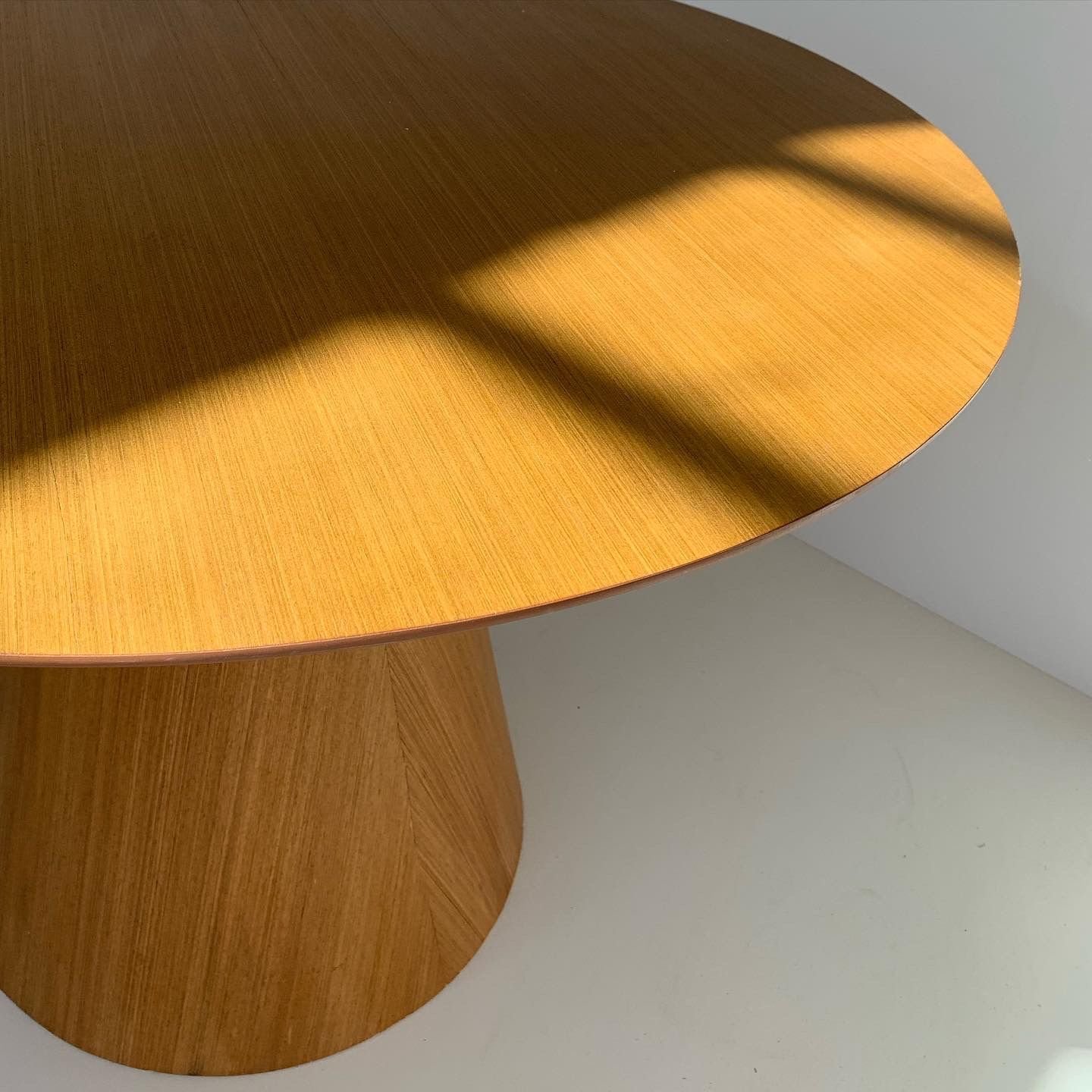 CÓPIA - Mesa de Jantar Cone Redonda 160cm Laminada Madeira Natural Imbuia Mel Modelar Art Moveis ...