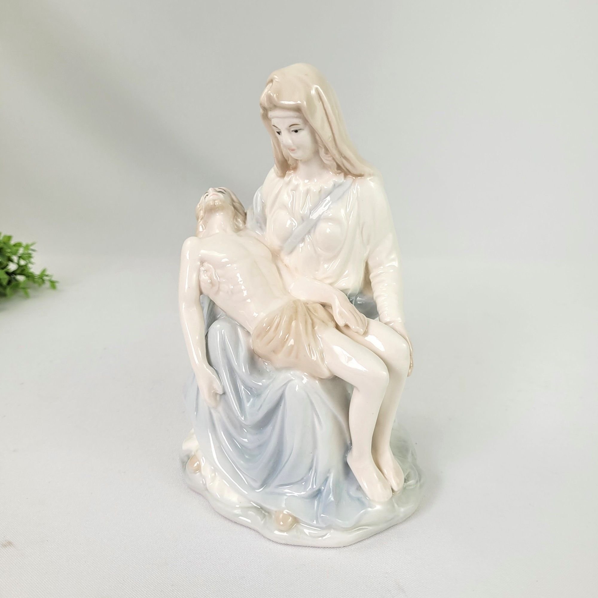 Estátua Pietà Porcelana Jesus e Maria 20cm Decorativa Luxo | MadeiraMadeira
