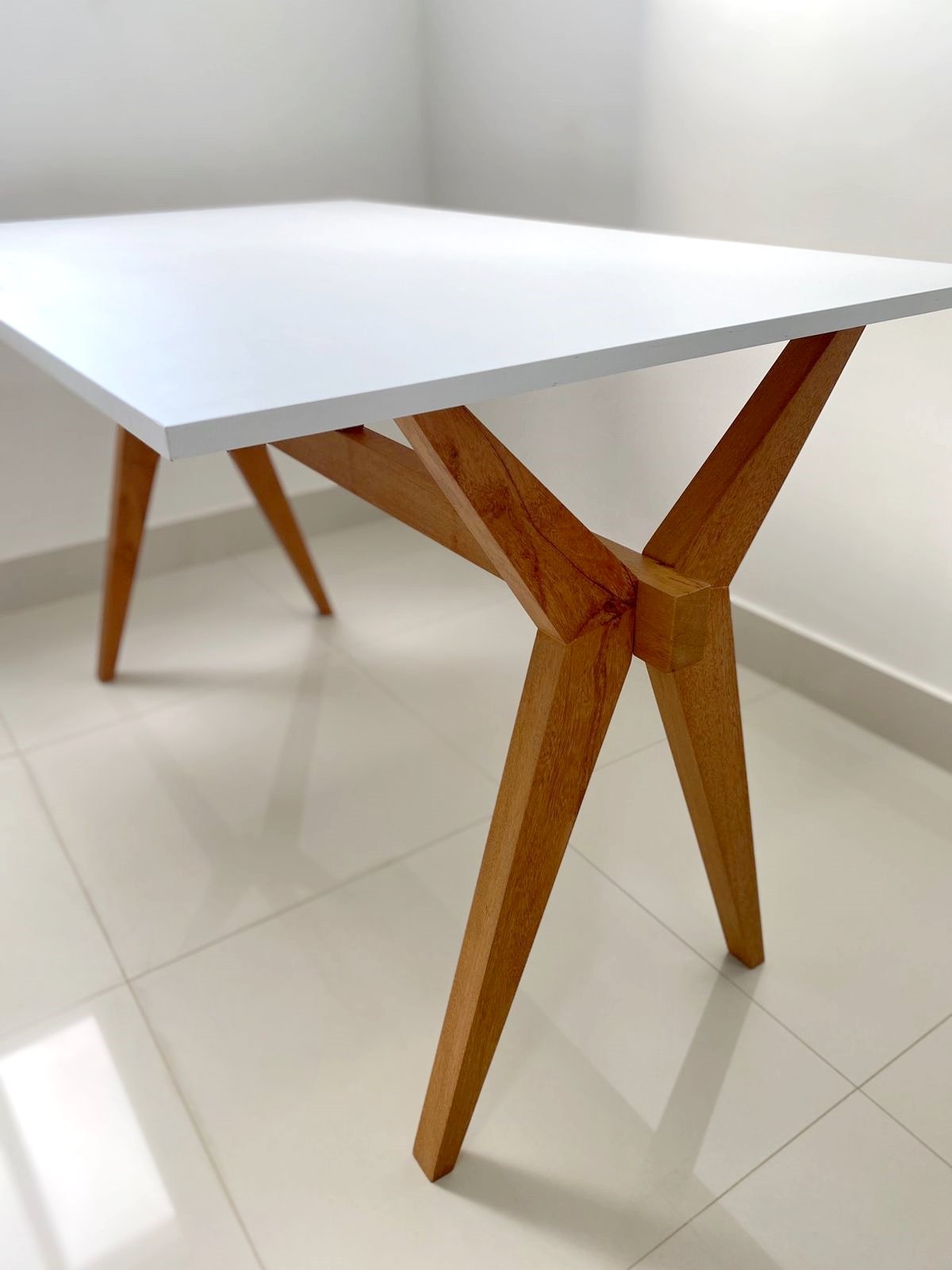 Mesa de jantar retangular para 4 lugares branca com base de madeira ...