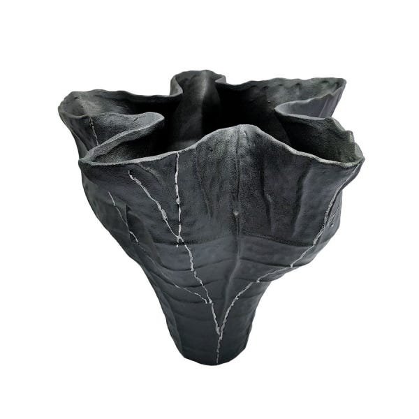 Vaso de Porcelana Esculpido Lagoa Preto - 33 cm | MadeiraMadeira