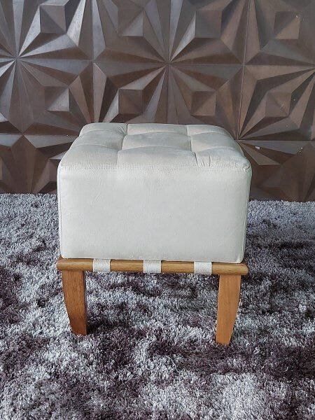 Puff Quadrado Lara com Pés em Madeira - Veludo Bege | MadeiraMadeira
