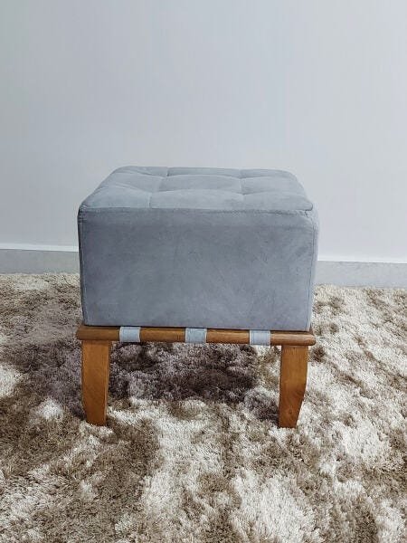 Puff Quadrado Lara com Pés em Madeira - Veludo Cinza | MadeiraMadeira