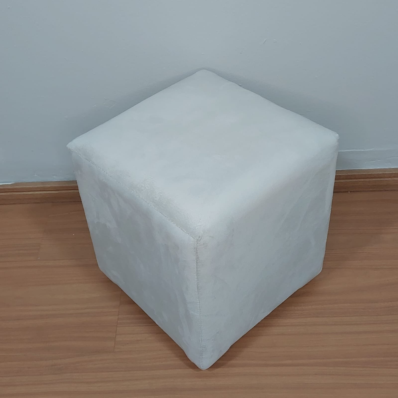 Puff Quadrado Sala Quarto Pequeno Simples - 30cm - Veludo Bege - Lg ...