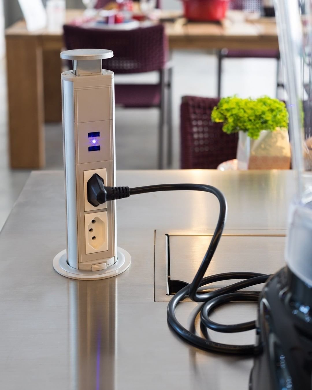 Bancada Torre Tomada Multiplug 2 tomadas + 2 usb Cor: Preto ...