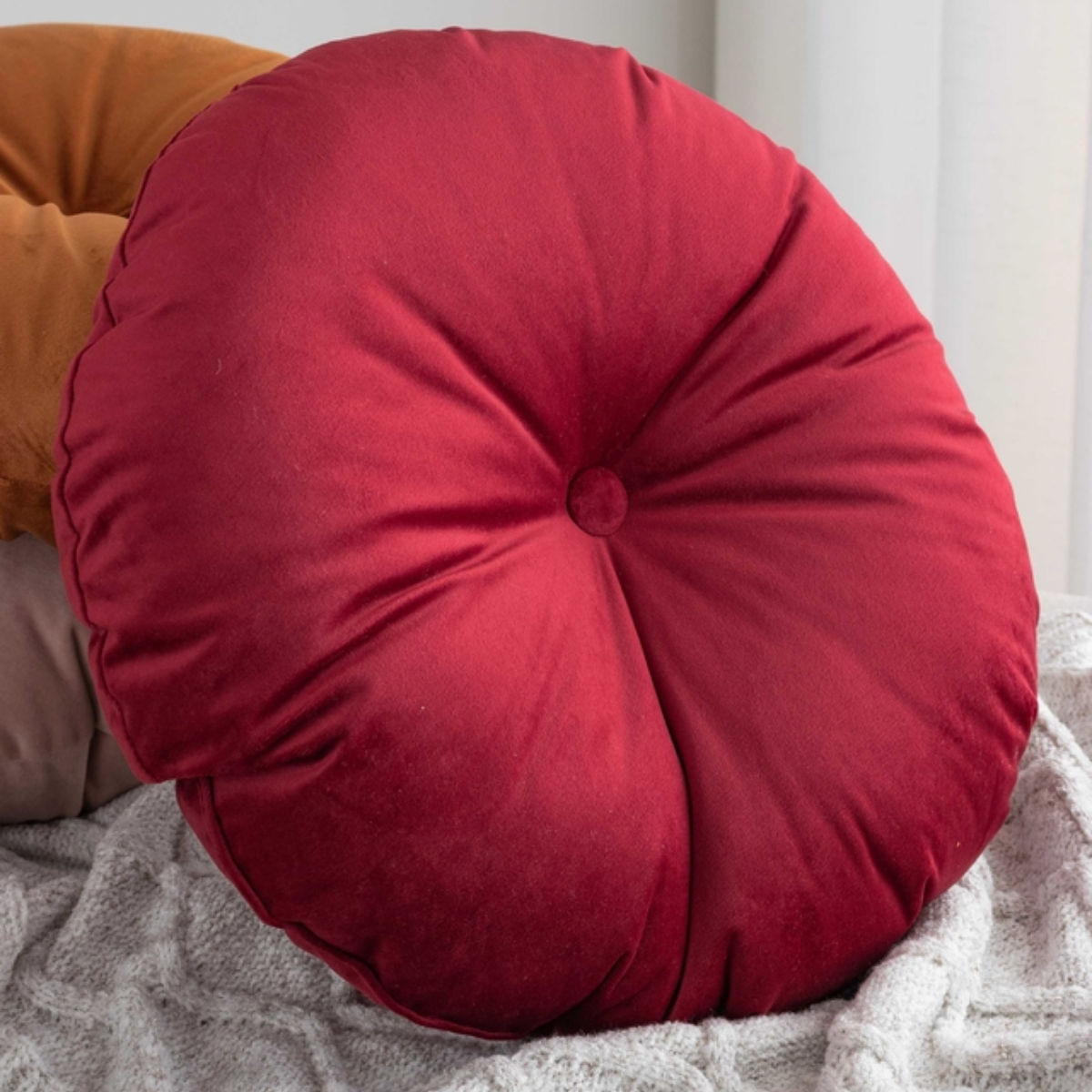 Almofada Decorativa Redonda c/ Botão Veludo Bordô 40 cm | MadeiraMadeira