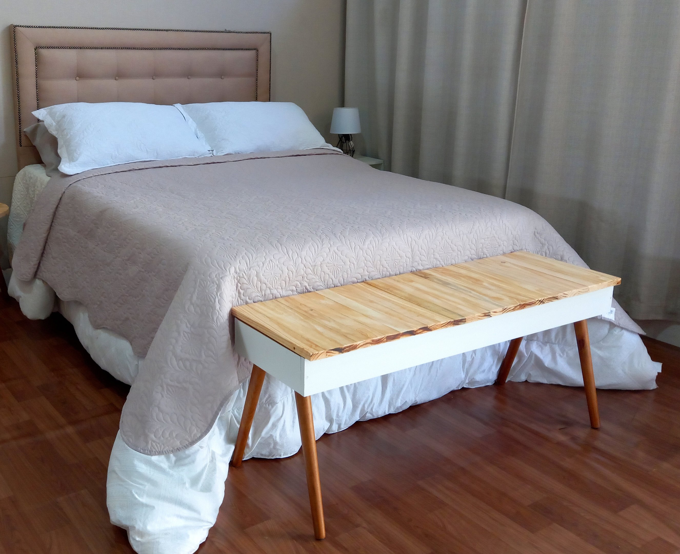 Recamier Casal Madeira Rústico Pinus Pés Palito | MadeiraMadeira