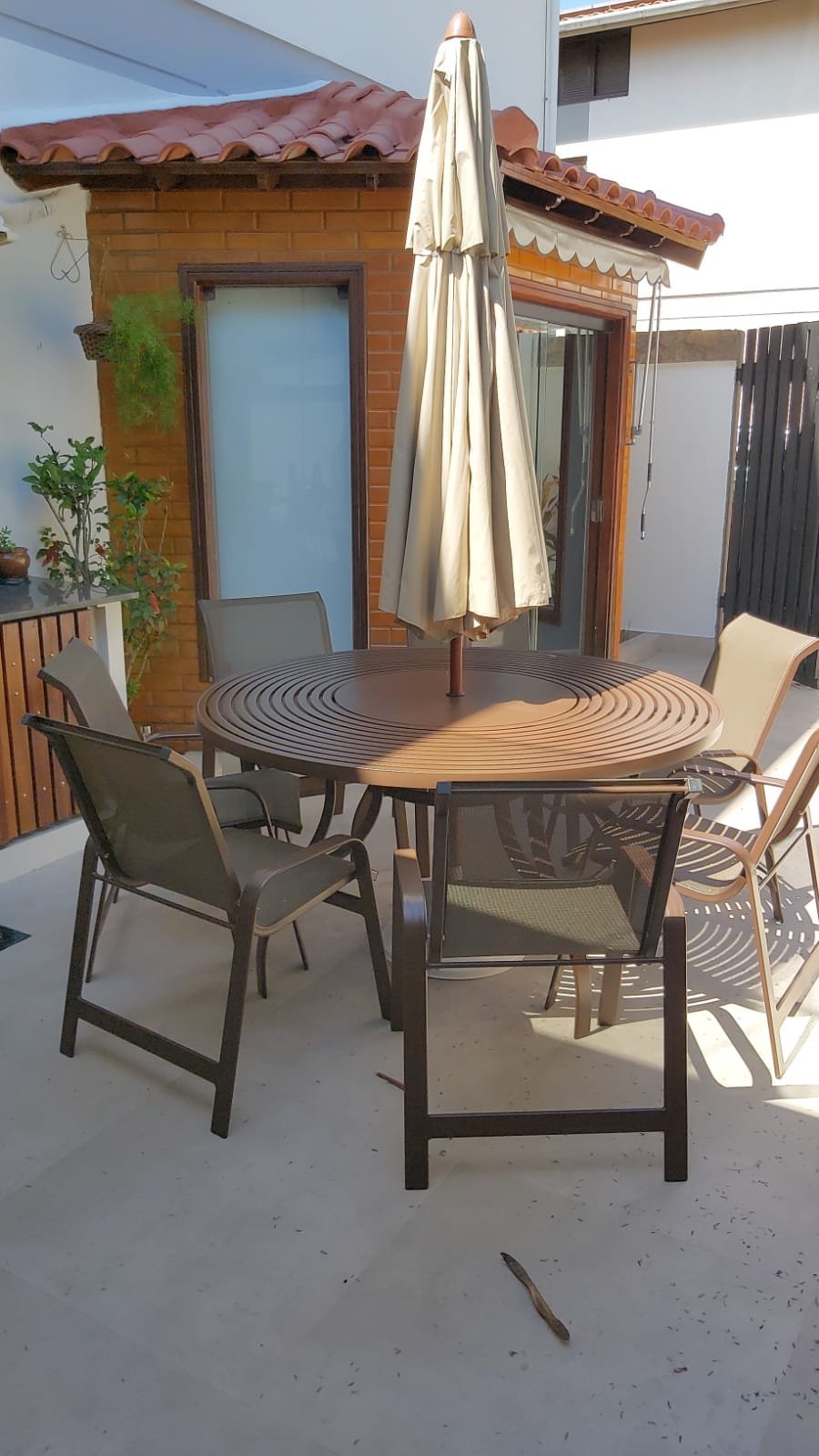 Jogo de Mesa Giratória com 6 Cadeiras Lótus e Guarda Sol | MadeiraMadeira