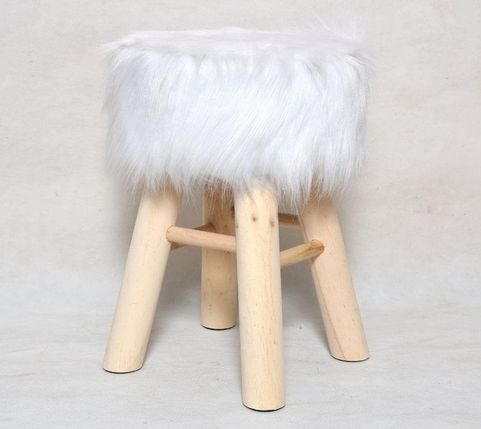Puff Pelo Alto Branco 28x40cm com Pé de Madeira Coisas e Coisinhas ...