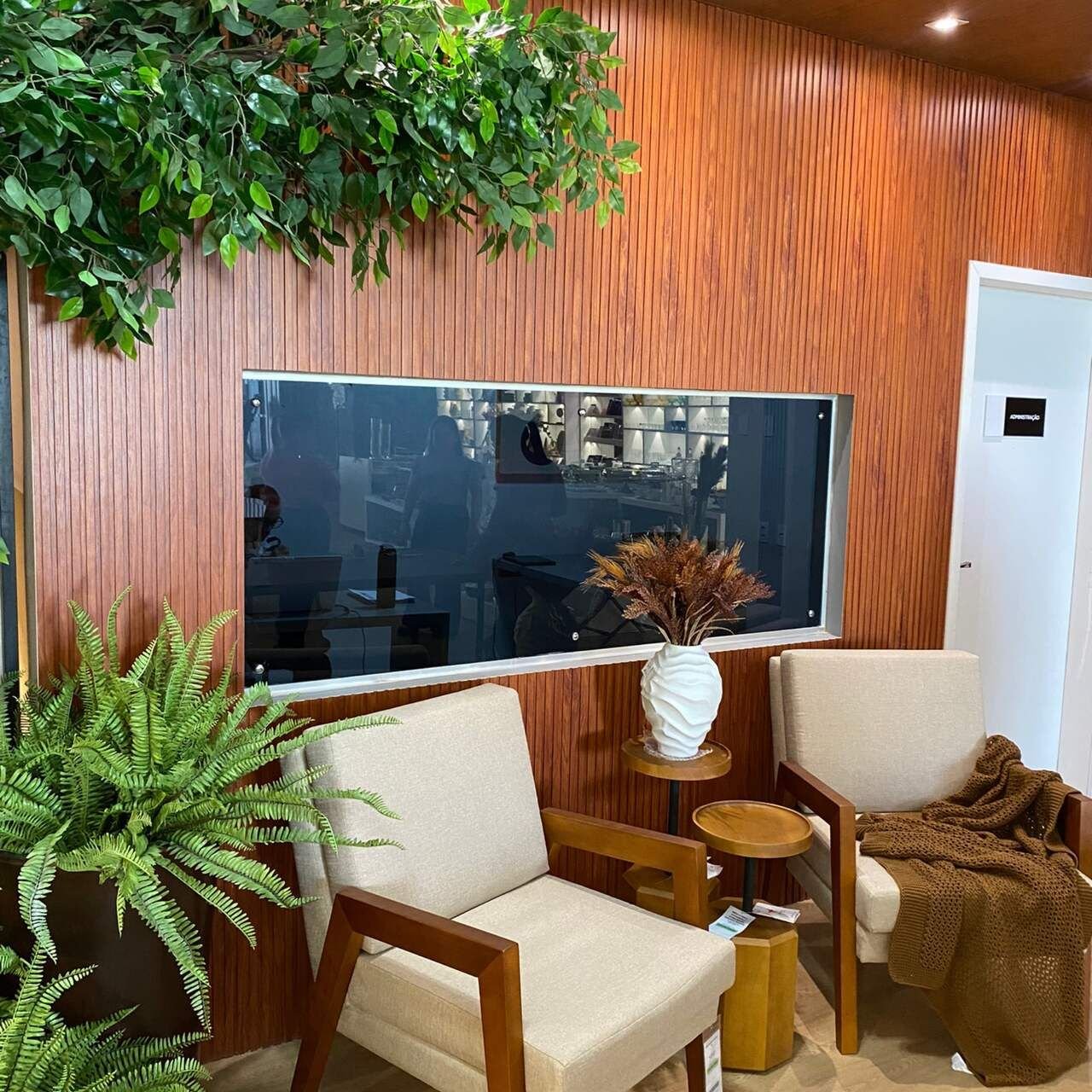 Painel Ripado Wpc Interno Low Cor: Mogno 1,45m X 15cm (0,21m²) Woopo ...