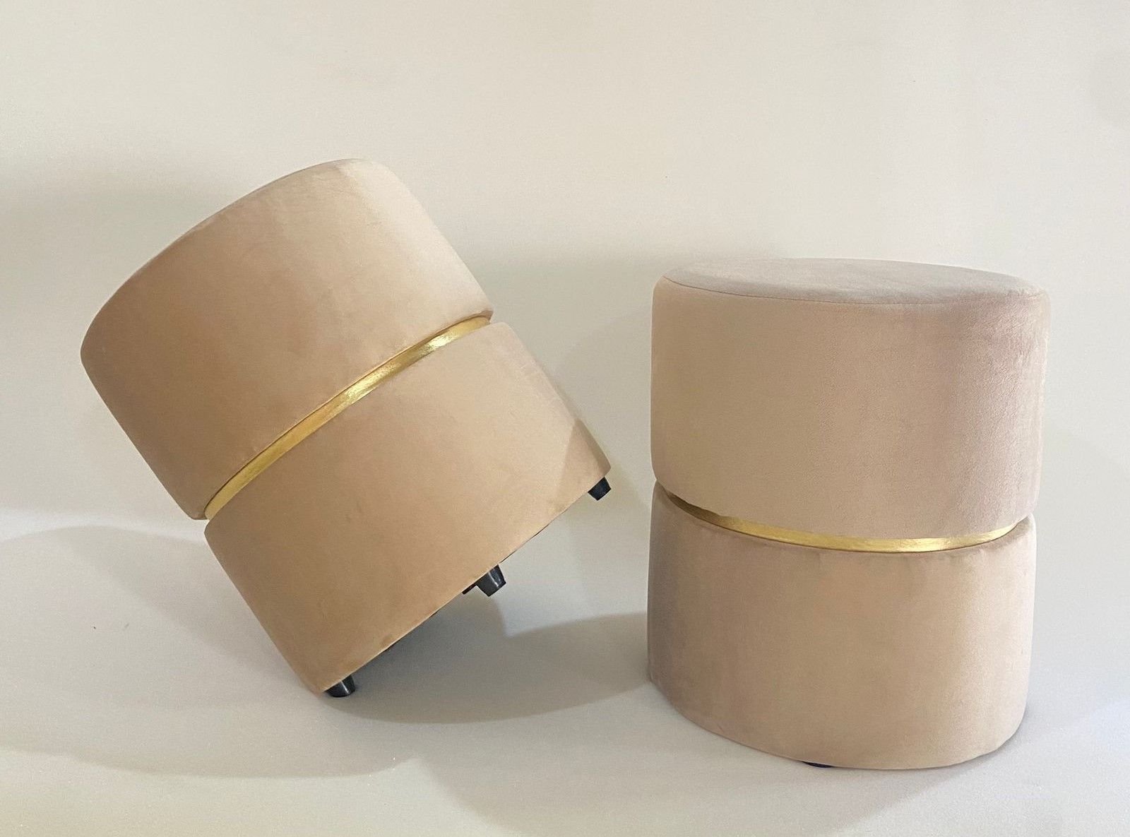 Kit 2 Puffs Redondo em Veludo com Detalhe Dourado, Inca Bege ...