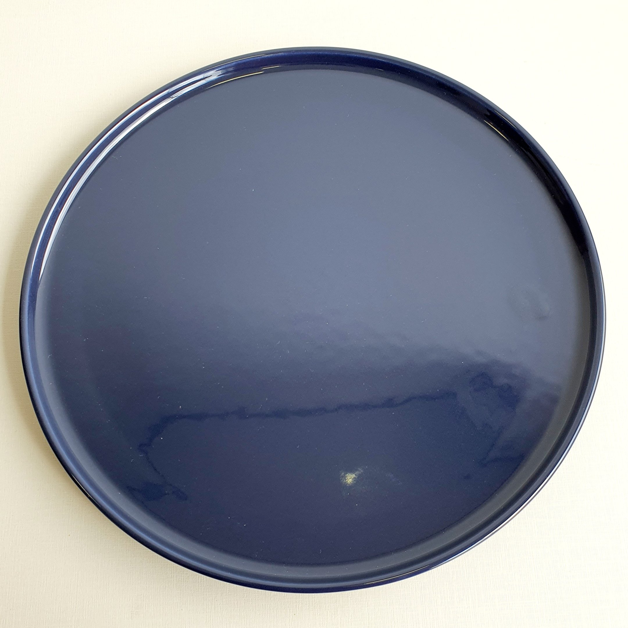 Prato Raso de Cerâmica Azul Escuro Vadim 27 cm | MadeiraMadeira