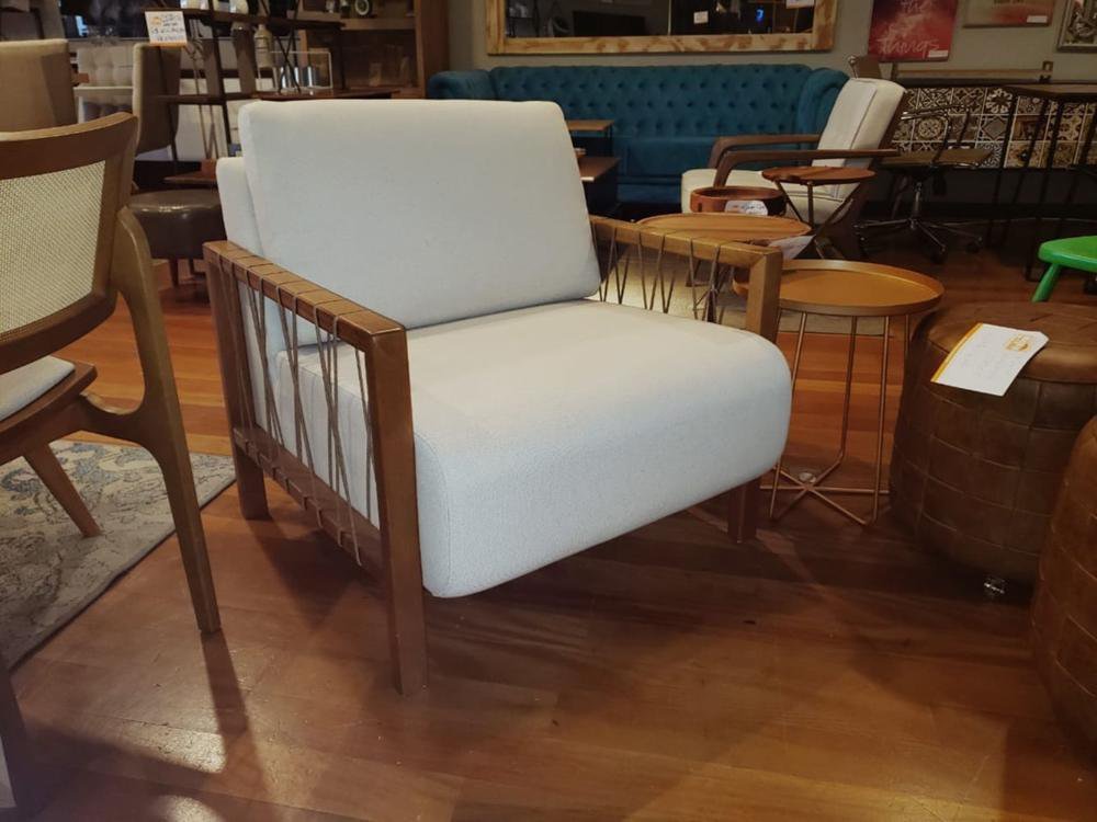 Poltrona Joe Assento Linho Creme Base Madeira - 55239 | MadeiraMadeira