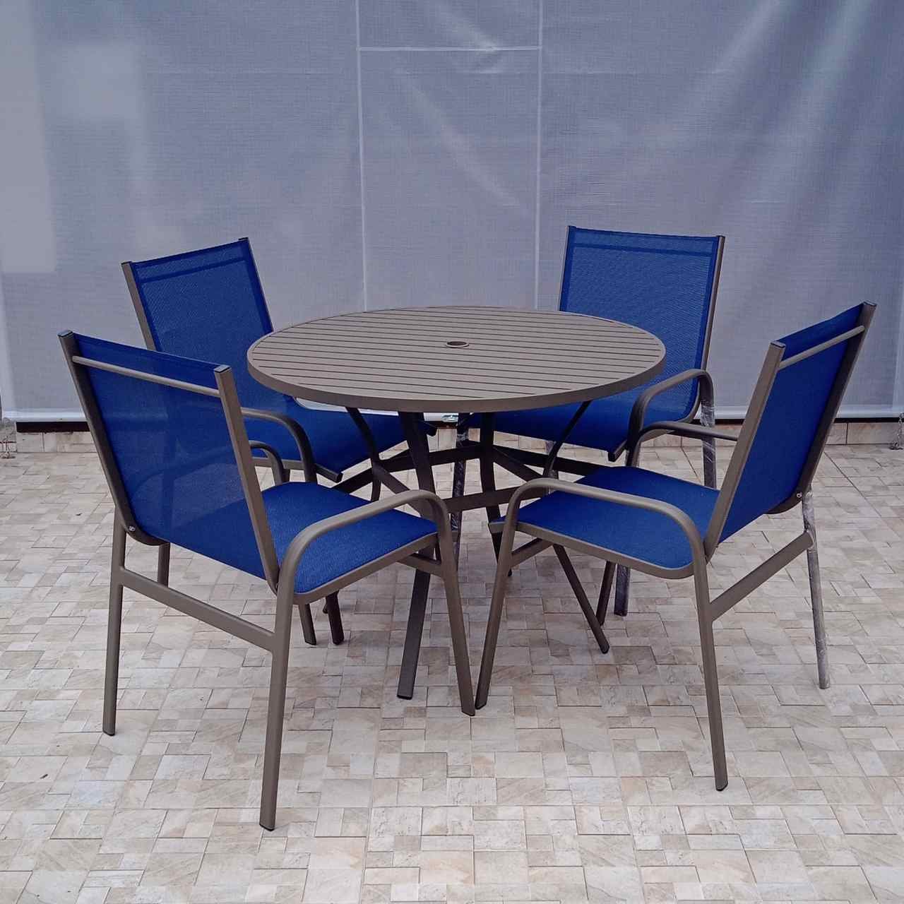 Conjunto Maresias - Mesa com Tampo Ripado em Alumínio com 1.0m de diâmetro e quatro Cadeiras em ...