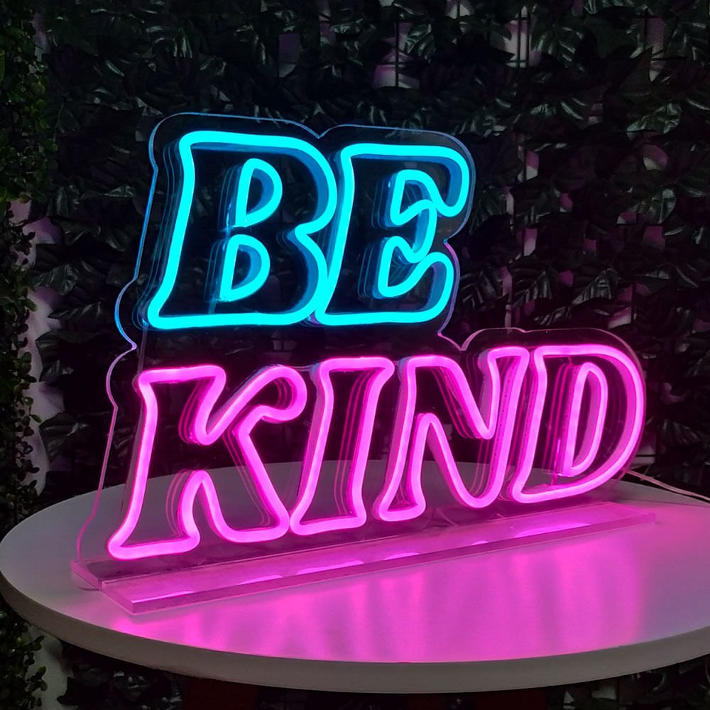 Letreiro Luminoso de Mesa Neon Led "Be Kind" Hutz | MadeiraMadeira