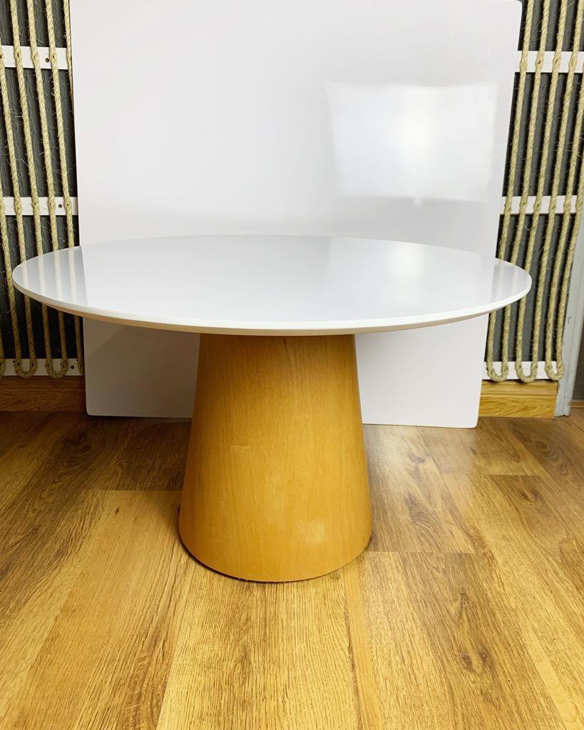 Mesa de Centro Cone Tampo 70 cm em MDF Laca Branca e Base em Madeira Natural Marfim | MadeiraMadeira