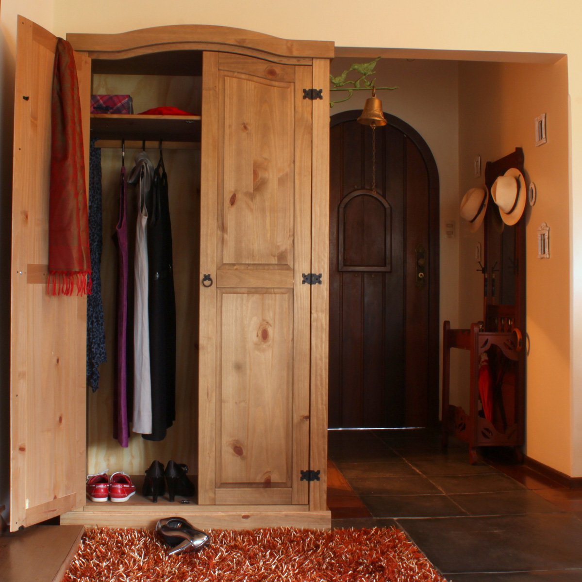 Armário de Madeira Maciça com 2 Portas Marrom Antique | MadeiraMadeira