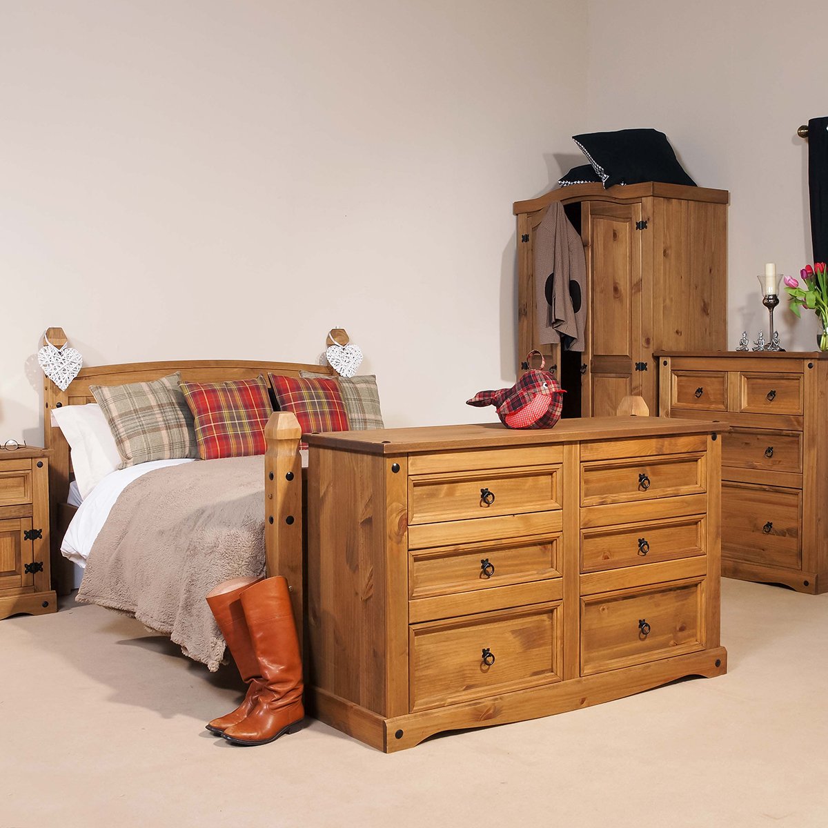 Armário de Madeira Maciça com 2 Portas Marrom Antique | MadeiraMadeira