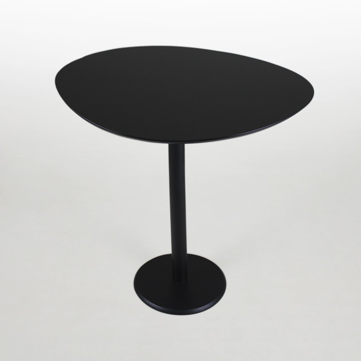 Mesa Lateral Monopé Design Orgânico 50x64cm - Preta | MadeiraMadeira