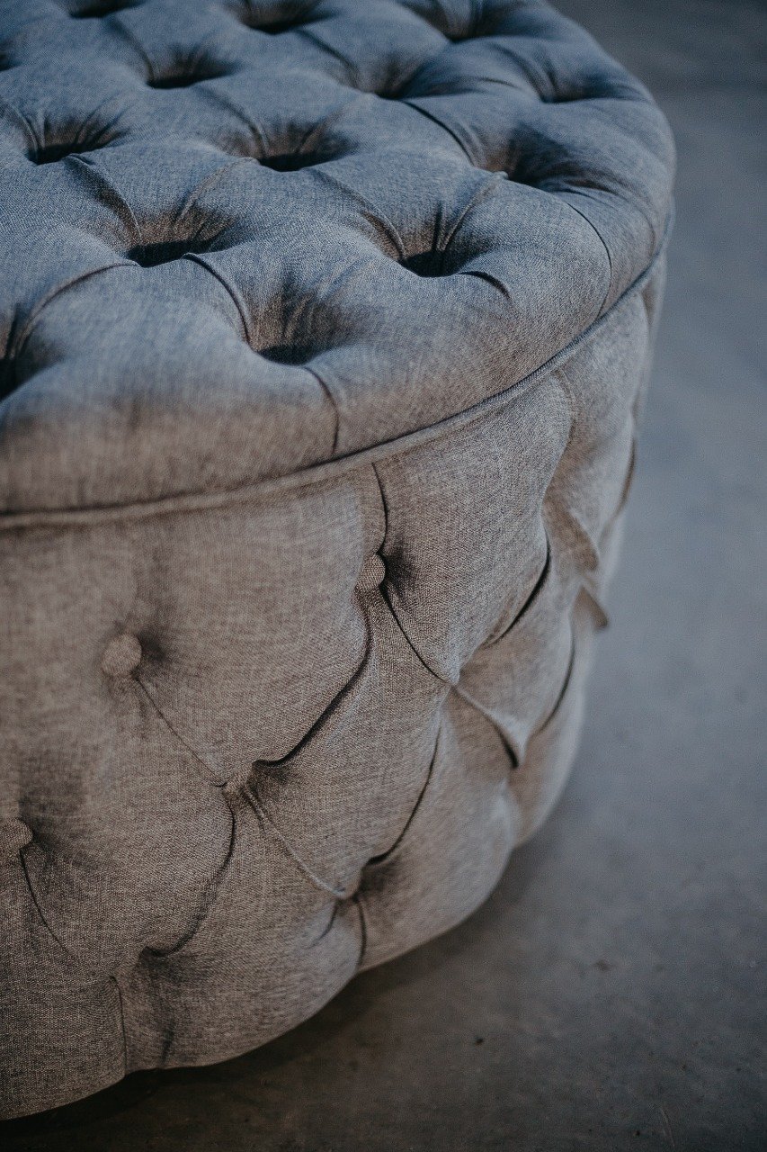 Puff Redondo Baú Capitonê - Zurc Decor Linho Cinza | MadeiraMadeira