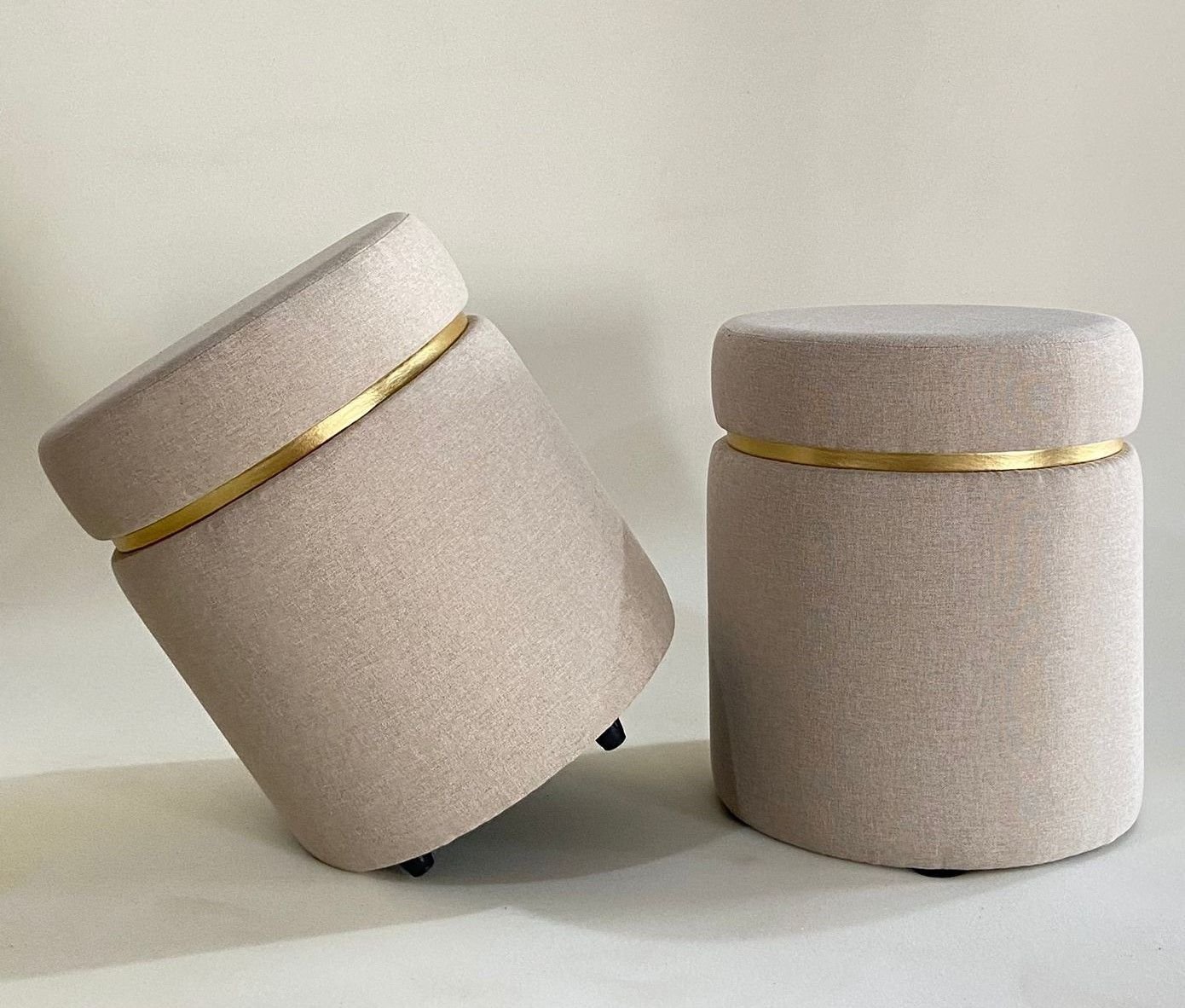 Kit 2 Puffs com Cinta Dourada Elegante Moderno Luxo Cor Linho Bege ...