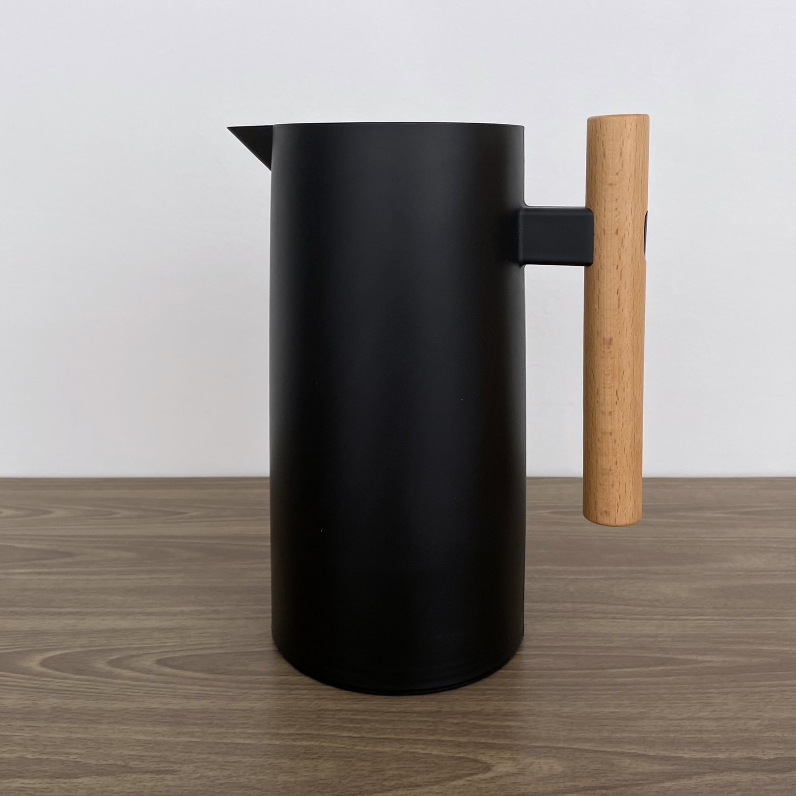 Garrafa Térmica Preta Fosca com Alça Bambu Minimalista | MadeiraMadeira