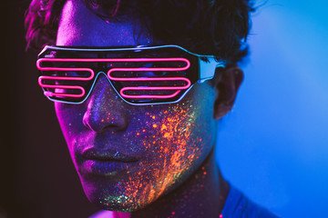 Placa quadro decorativo A4 - 21 x 29,7 menino bonito dançando na festa ...