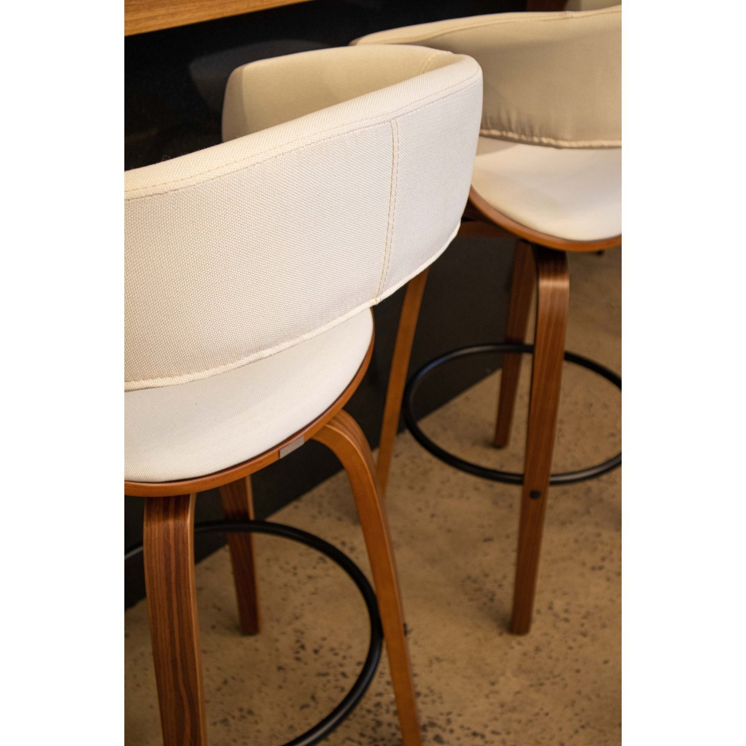 Banqueta Betim Linho com Base em Madeira Rivatti | MadeiraMadeira