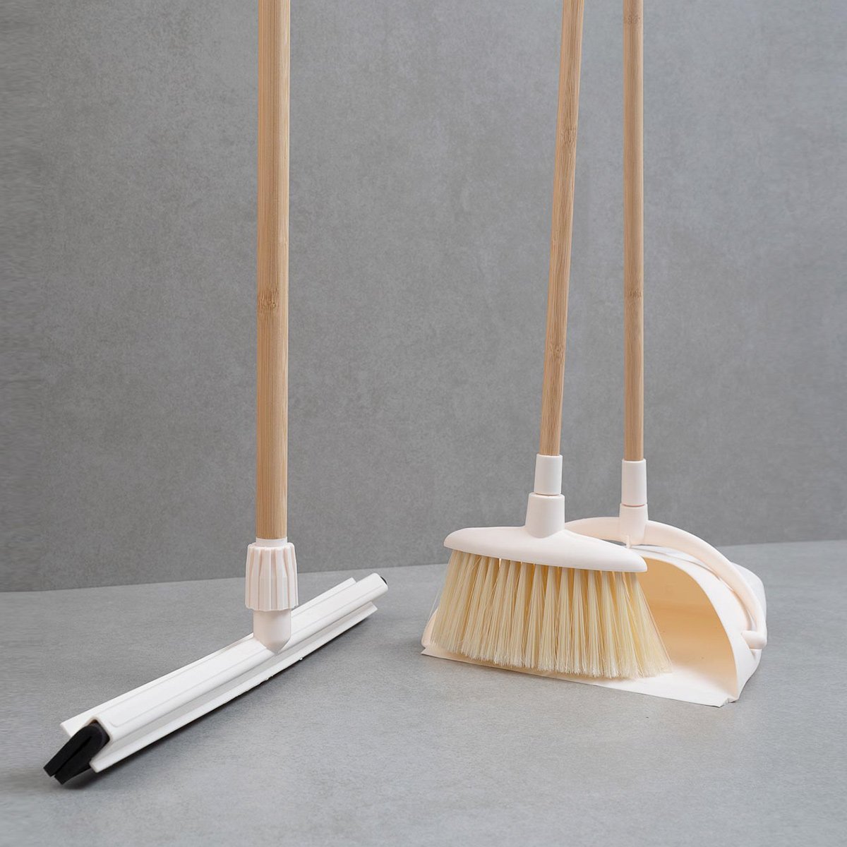 Kit vassoura, rodo e pá off-white - Oikos | MadeiraMadeira