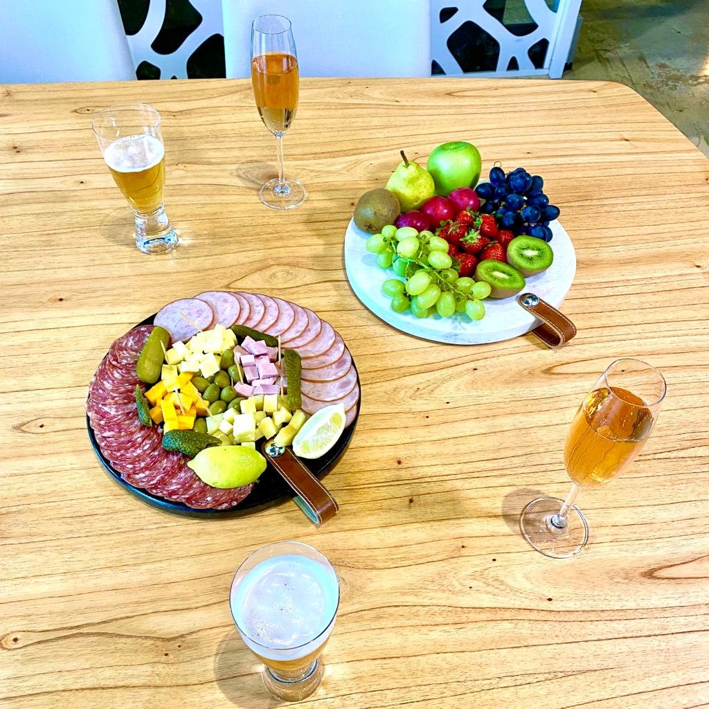 Bandeja para Frios em Mármore Calacatta Redonda - Alça em Couro - Ø30cm ...