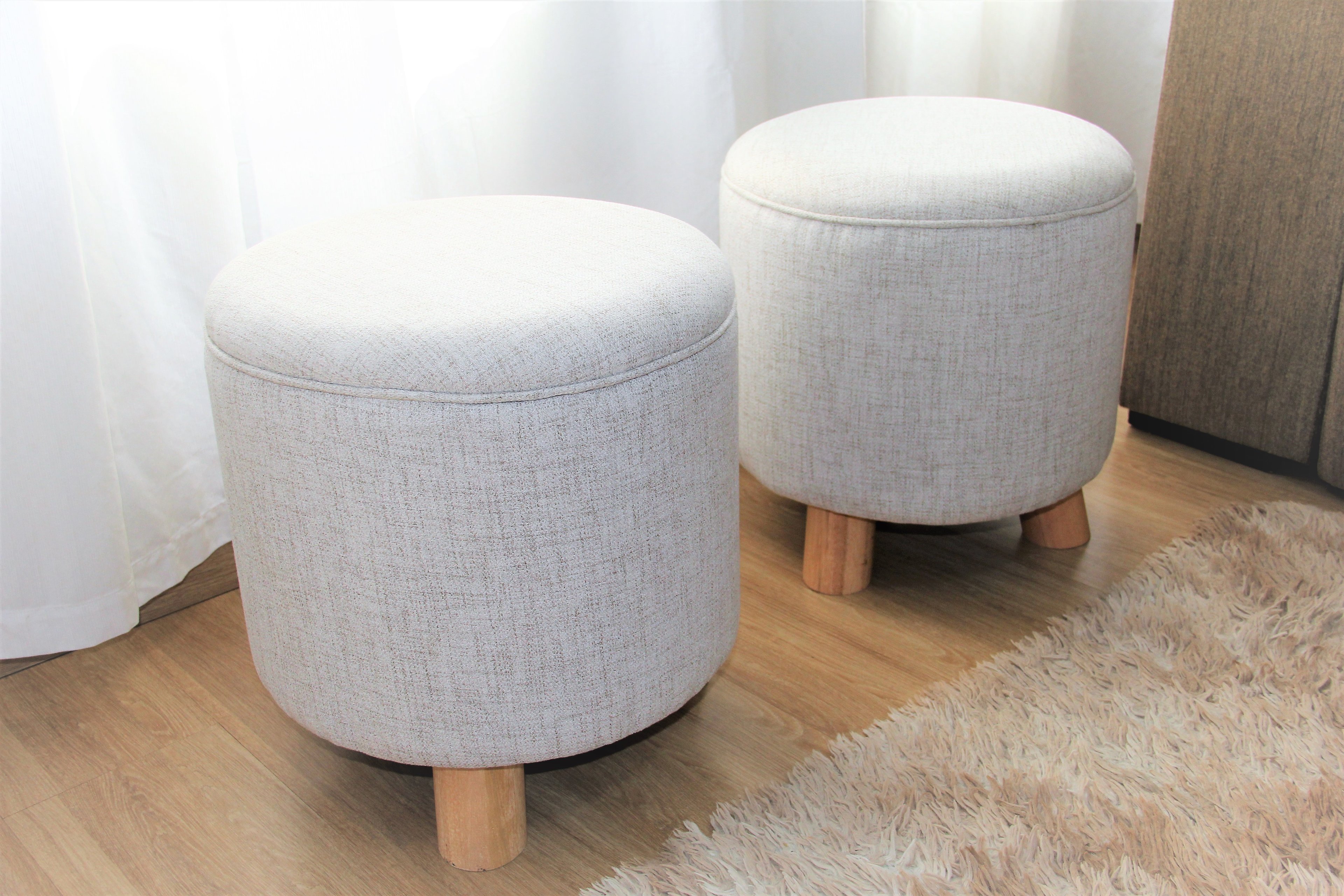 Kit 2 Puffs Redondo Grande Pés de Madeira Bege B3 | MadeiraMadeira