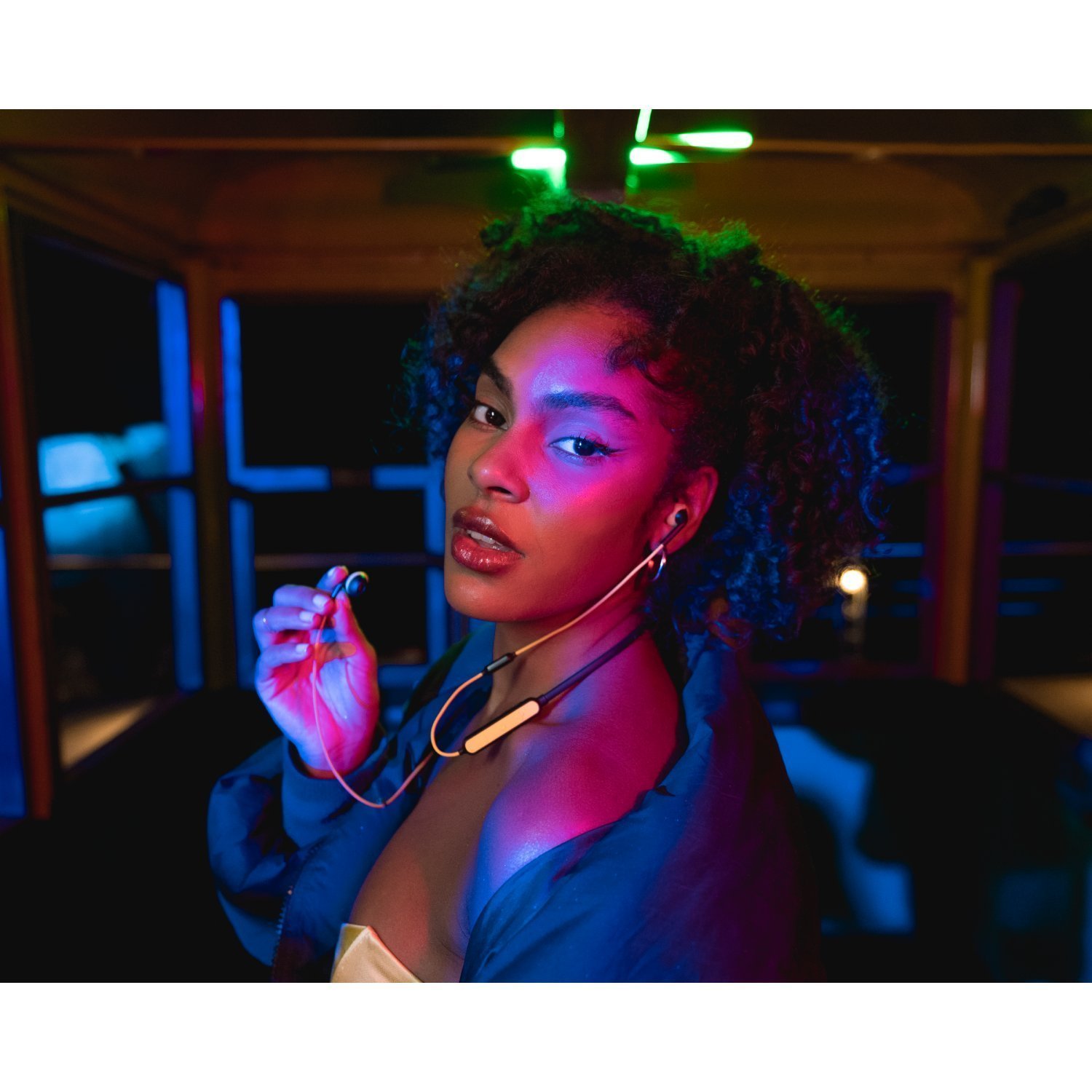 Fone de Ouvido by Alok Move 100 EBS Bluetooth Esportivo IPX4 WAAW | MadeiraMadeira