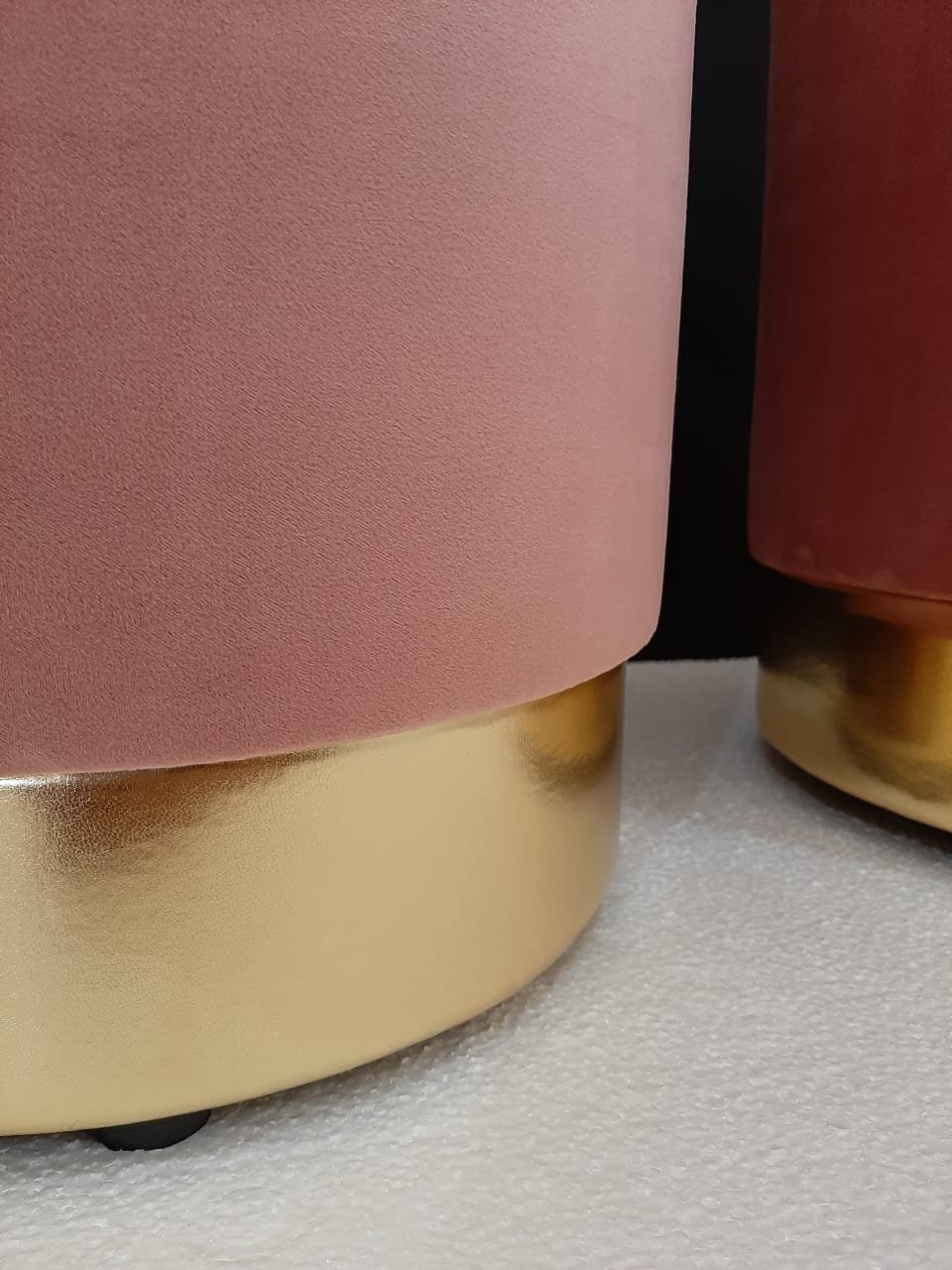 PUFF ROSA ESCURO RODAPE DOURADO | MadeiraMadeira