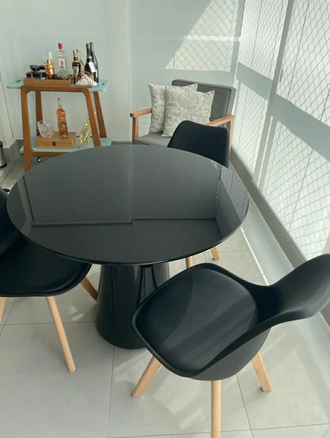 Mesa de Jantar Cone 90 cm Tampo Redondo Com Vidro Laqueado Preto ...