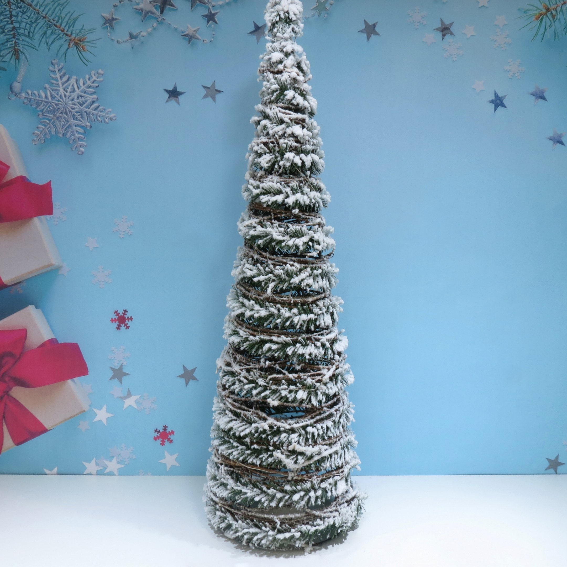 Árvore De Natal Verde Enfeitada Estilo Cone Rattan Com LED | MadeiraMadeira